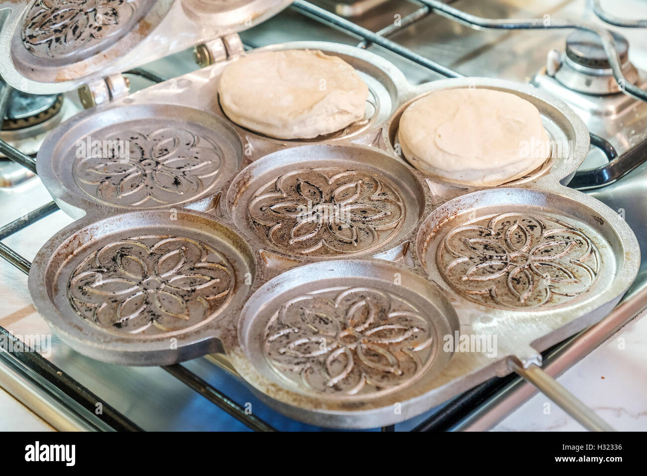 tigelliera pan to cook Tigelle traditional Bologna and Modena food ...