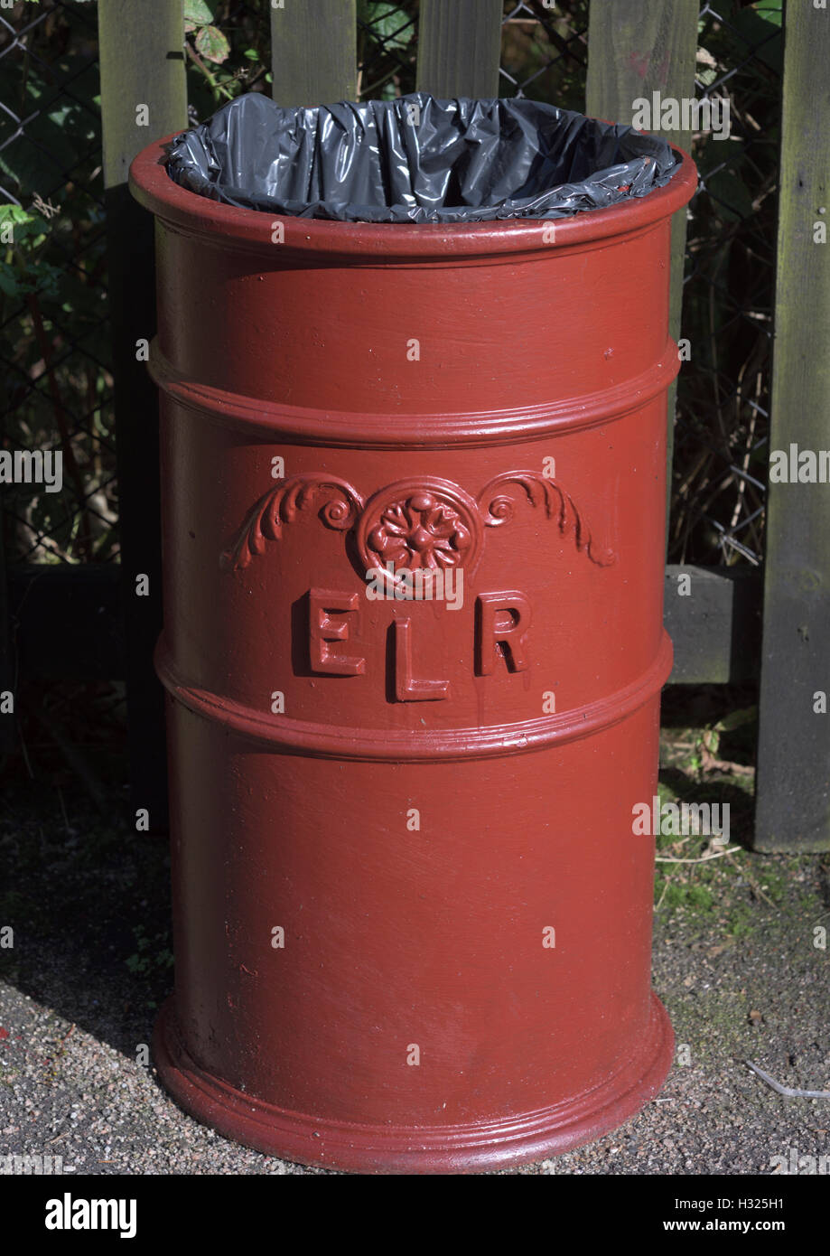 Platform dustbin hi-res stock photography and images - Alamy