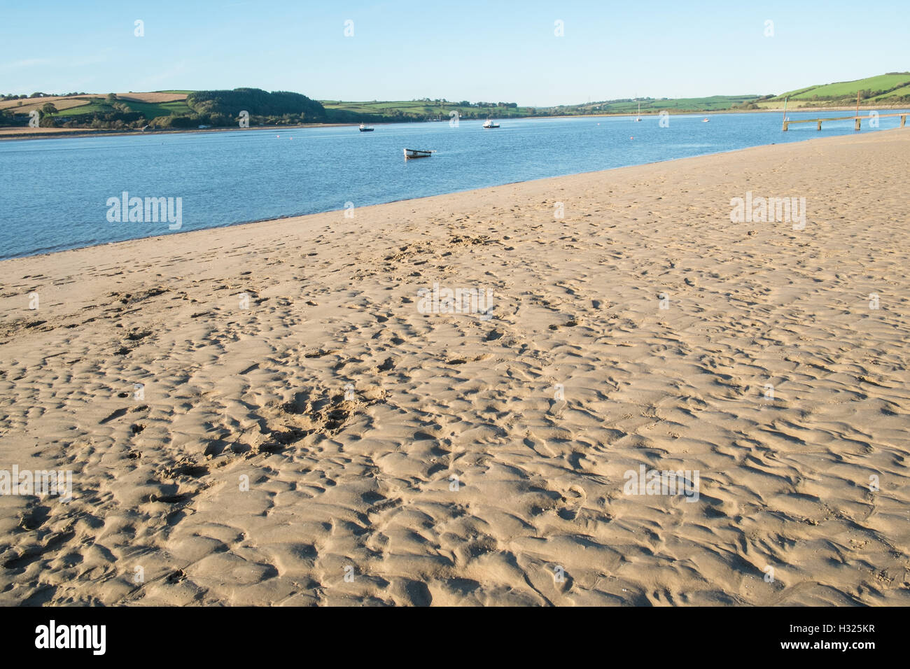 Llansteffan beach blue sky beach hi-res stock photography and images ...