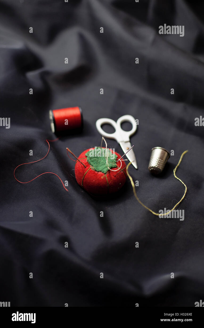 Spools of thread and a needle for sewing Stock Photo - Alamy