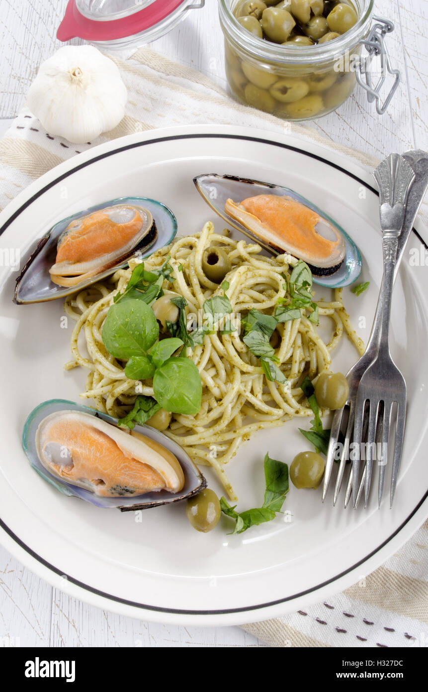 green lipped mussels with spaghetti Stock Photo - Alamy