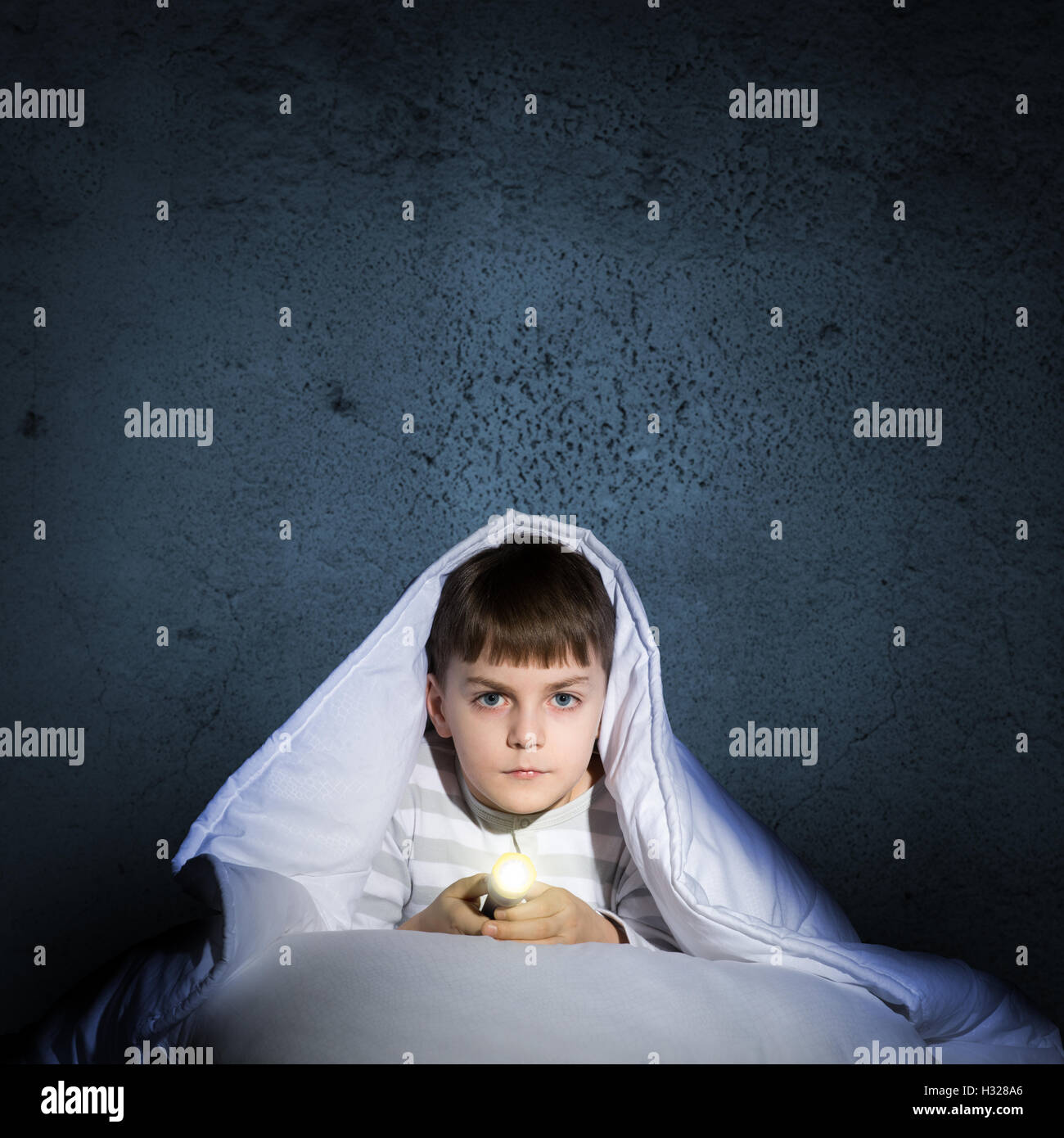 Boy scared silhouette hi-res stock photography and images - Alamy