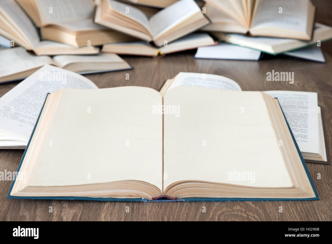 Wallpaper of book hi-res stock photography and images - Alamy