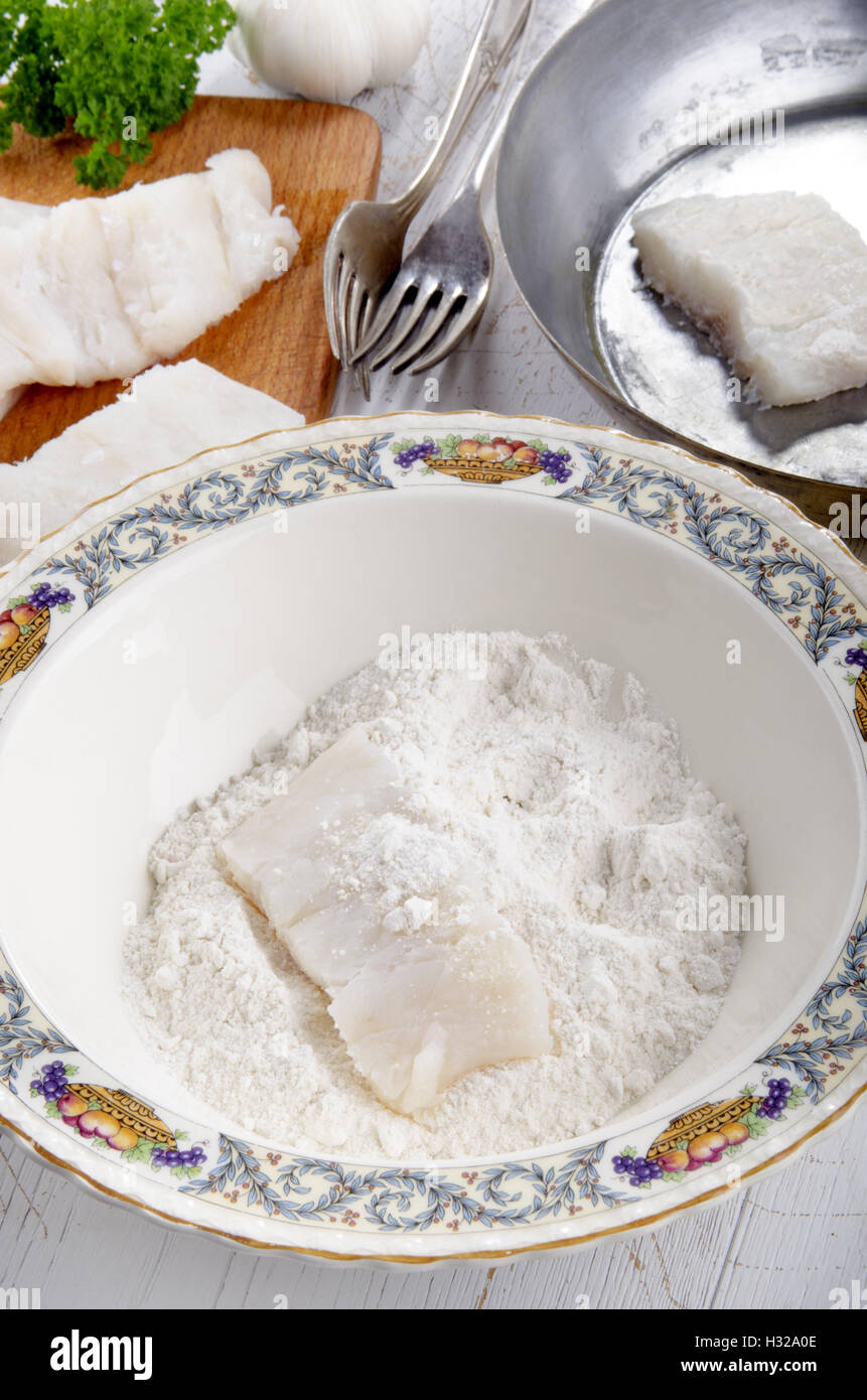 Floured fish hi-res stock photography and images - Alamy