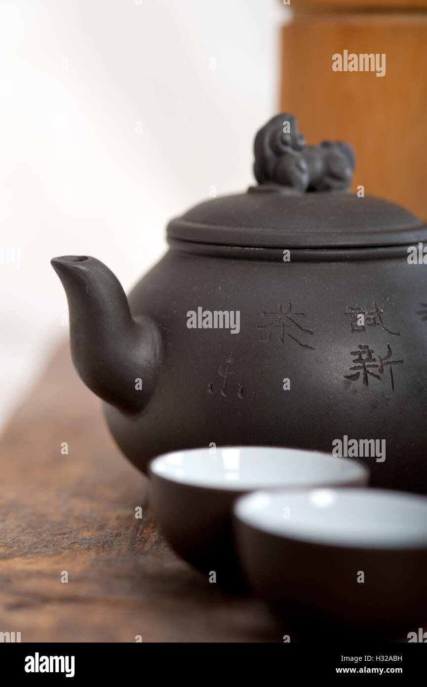 Chinese style pot and cups Stock Photo - Alamy