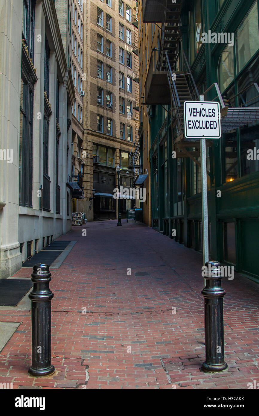 Dangerous back street alley way hi-res stock photography and images - Alamy
