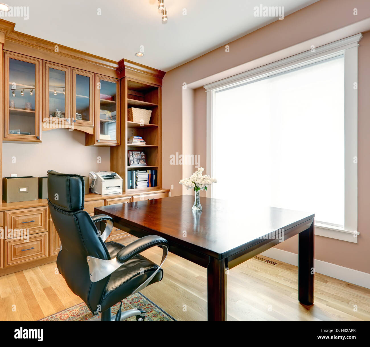 Simple yet elegant office room interior Stock Photo - Alamy