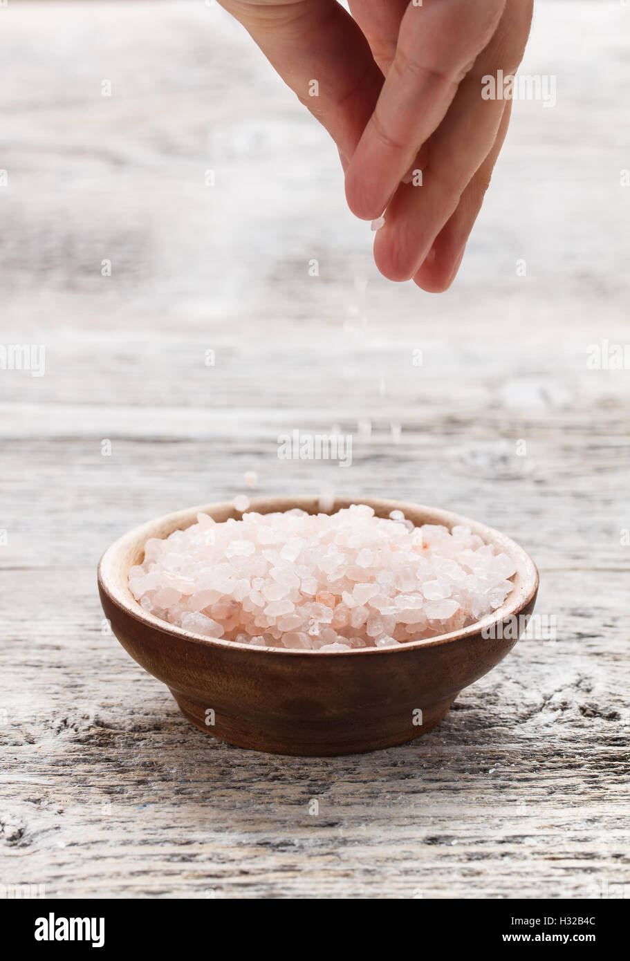 Hand himalayan pink salt hi-res stock photography and images - Alamy