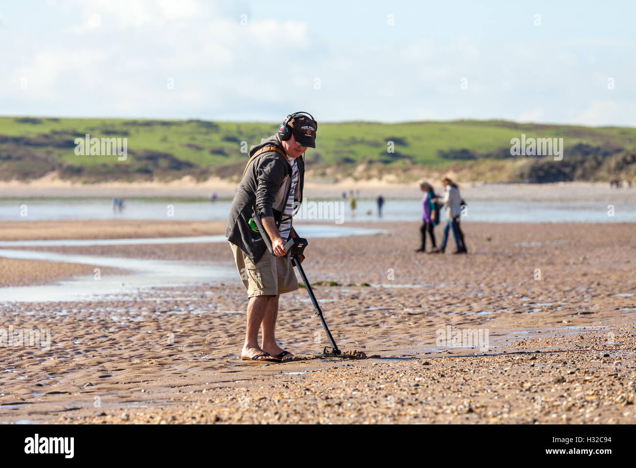 Person using metal detector hi-res stock photography and images - Alamy