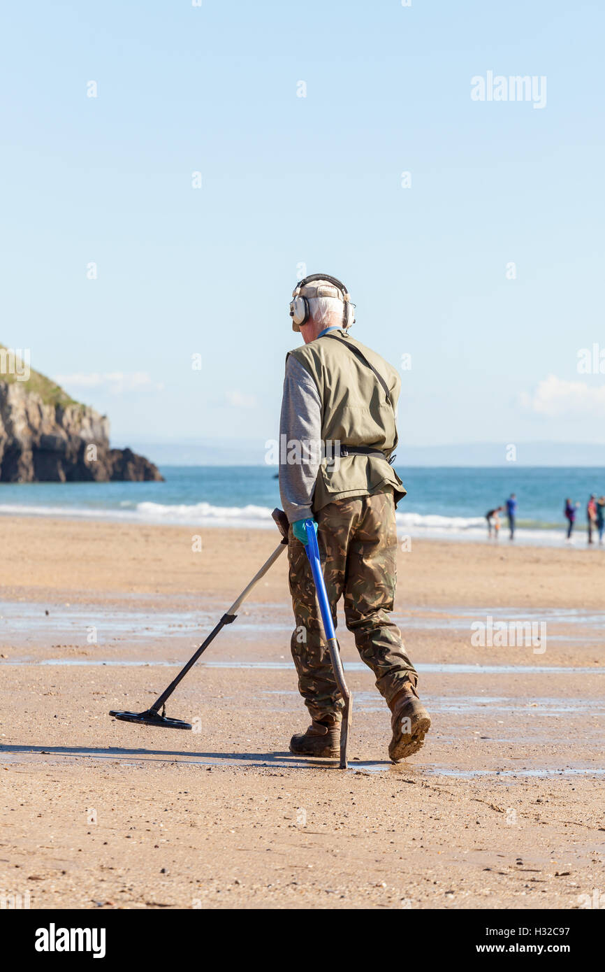 Man sweeping beach hi-res stock photography and images - Alamy