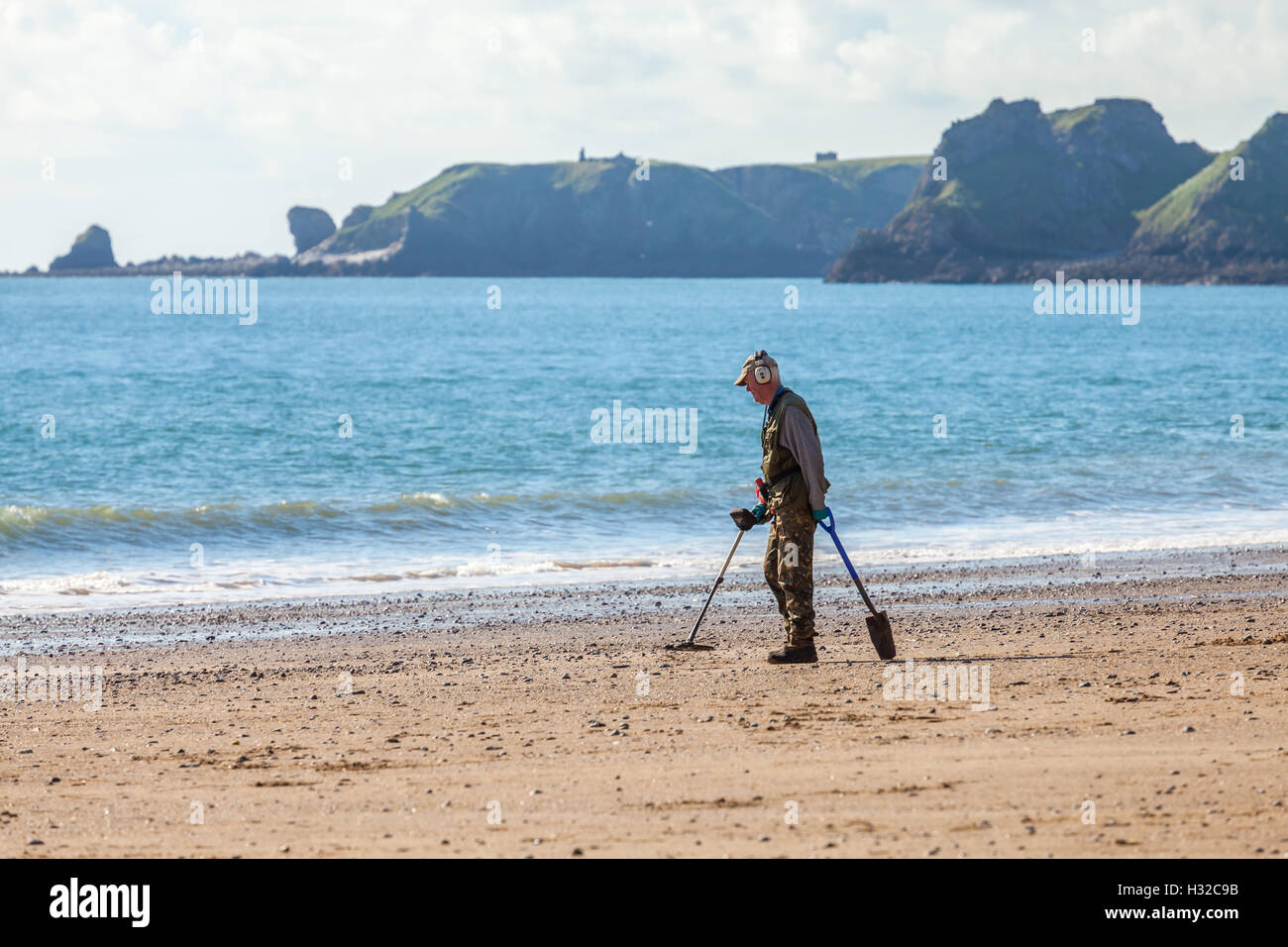 Person using metal detector hi-res stock photography and images - Alamy