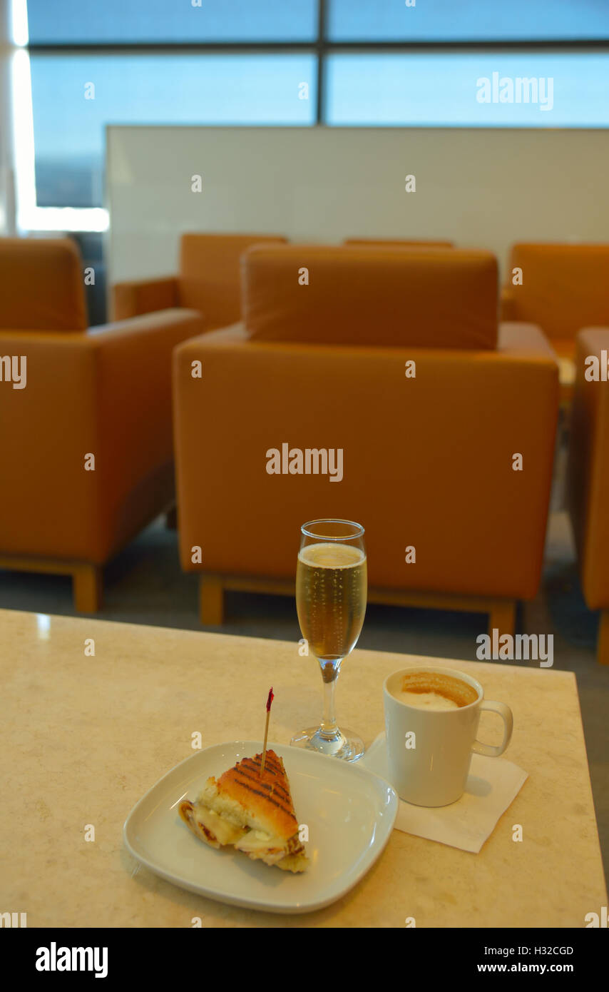 San francisco airport terminal interior hi-res stock photography and ...