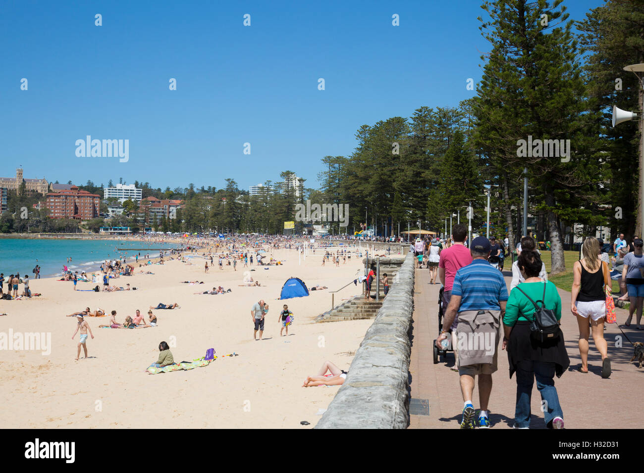 Busy seaside hi-res stock photography and images - Alamy