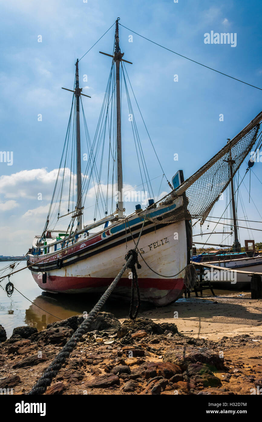 Ship shore hi-res stock photography and images - Alamy