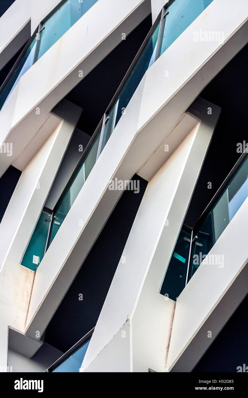 Geometric building hi-res stock photography and images - Alamy