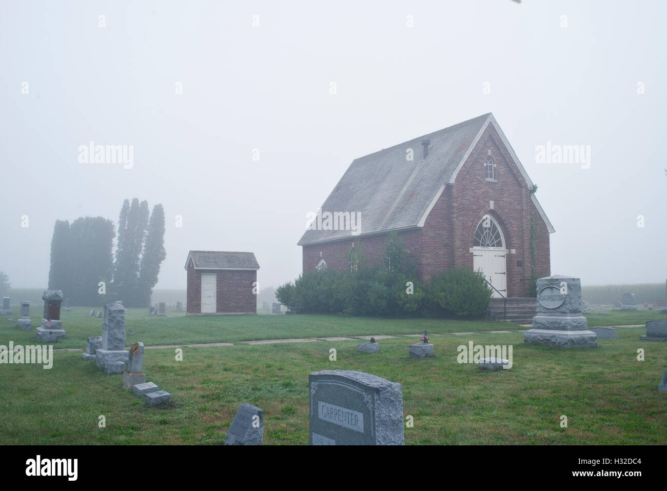 Foggy cemetery hi-res stock photography and images - Alamy