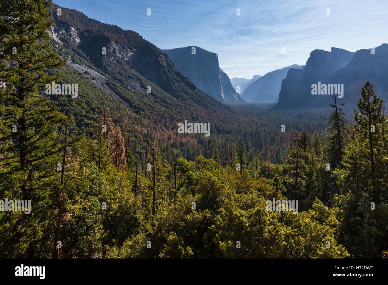 Classic view of Yosemite Valley from Tunnel View Yosemite National Park ...