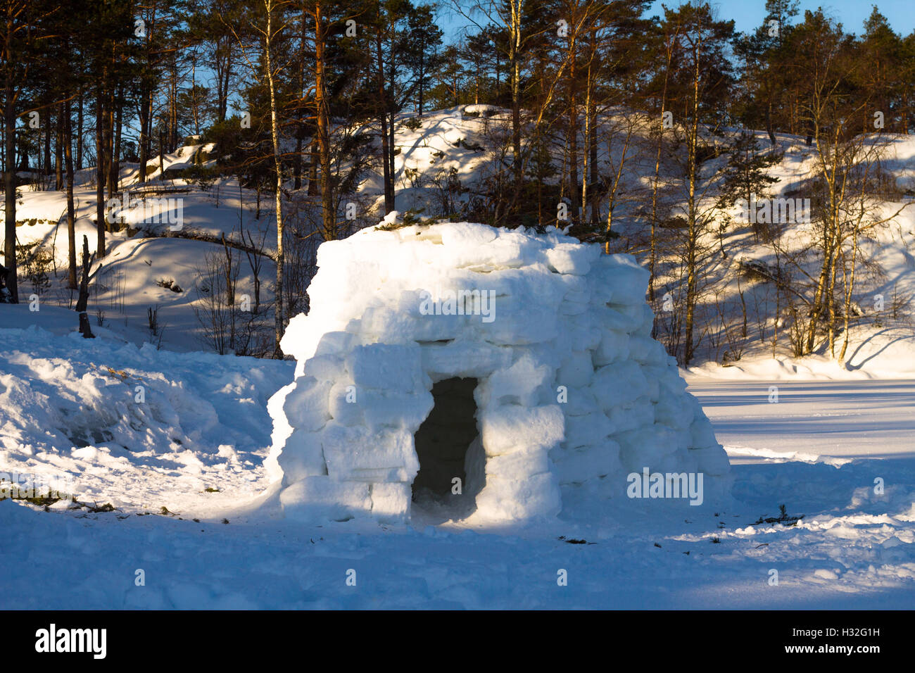 igloo constructed by the hands for spending the night Stock Photo - Alamy