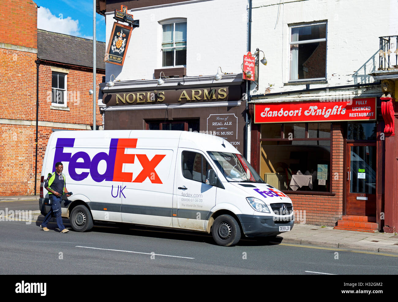Fedex man hi-res stock photography and images - Alamy