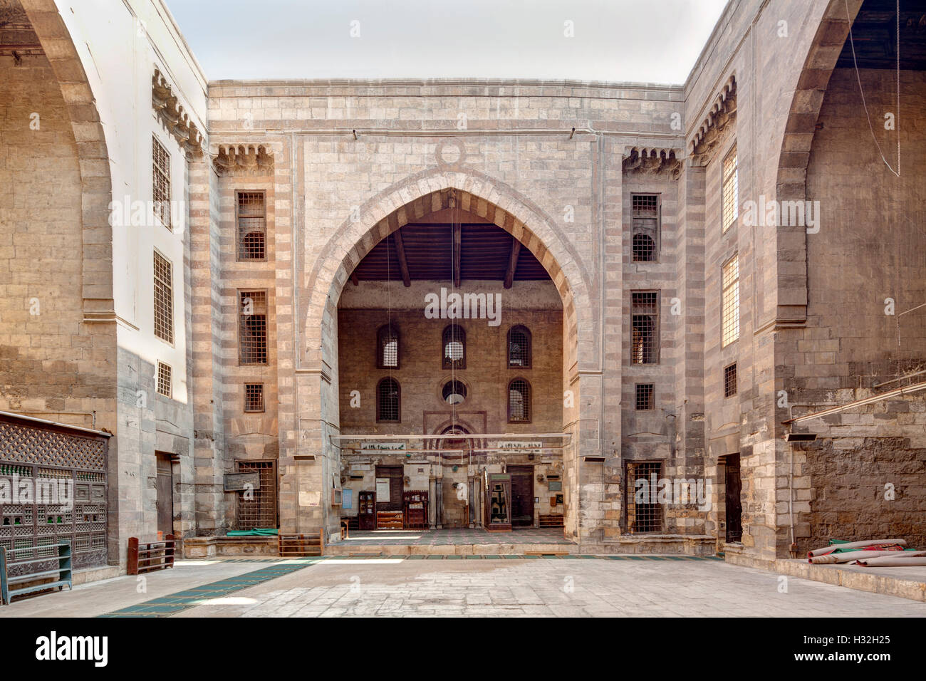Courtyard complex hi-res stock photography and images - Alamy