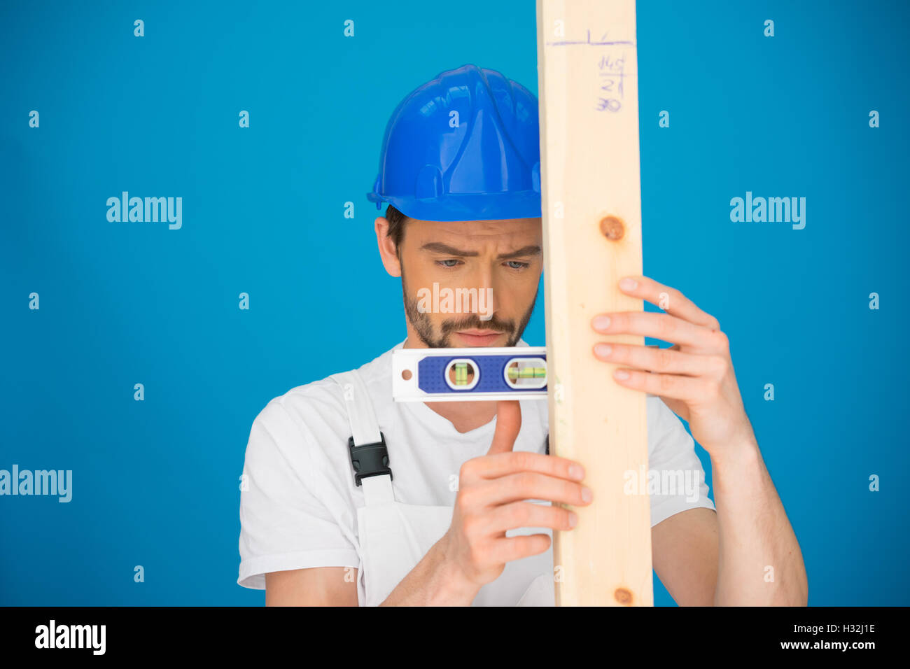 Workman using a spirit level Stock Photo - Alamy