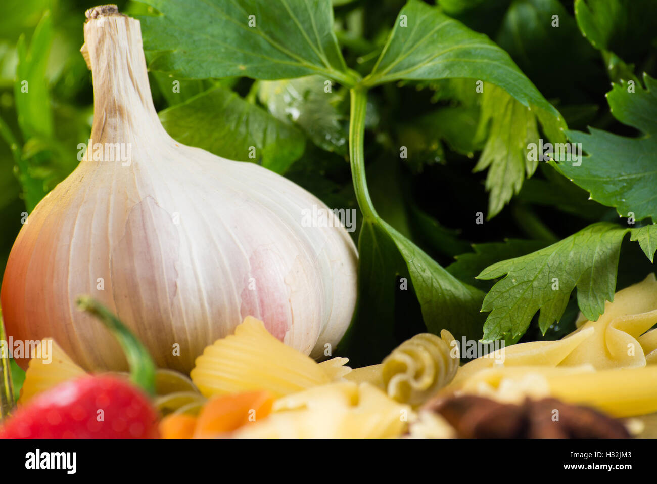 garlic and basil Stock Photo - Alamy