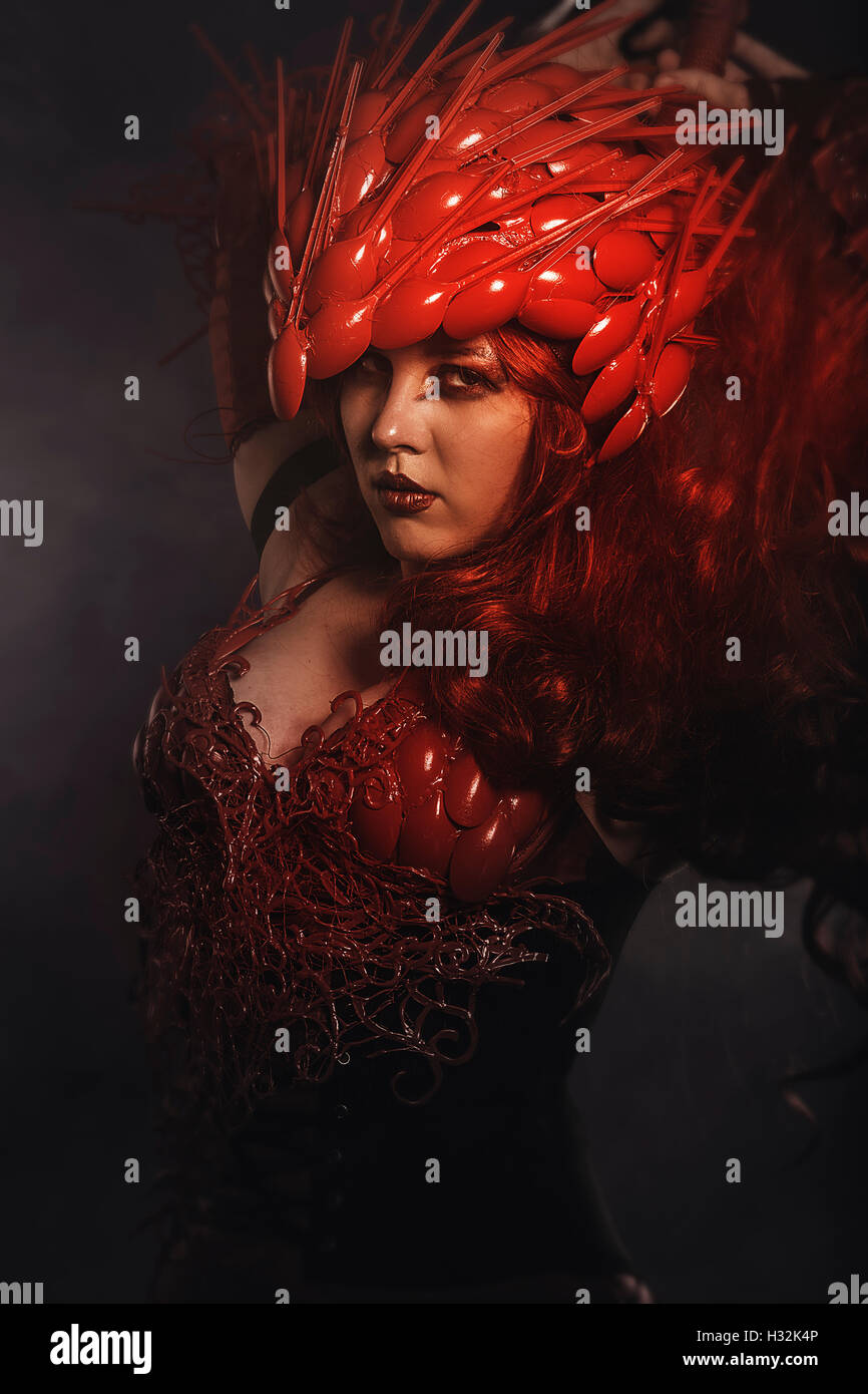 Red queen, beautiful woman dressed in red armor dragon scales Stock ...