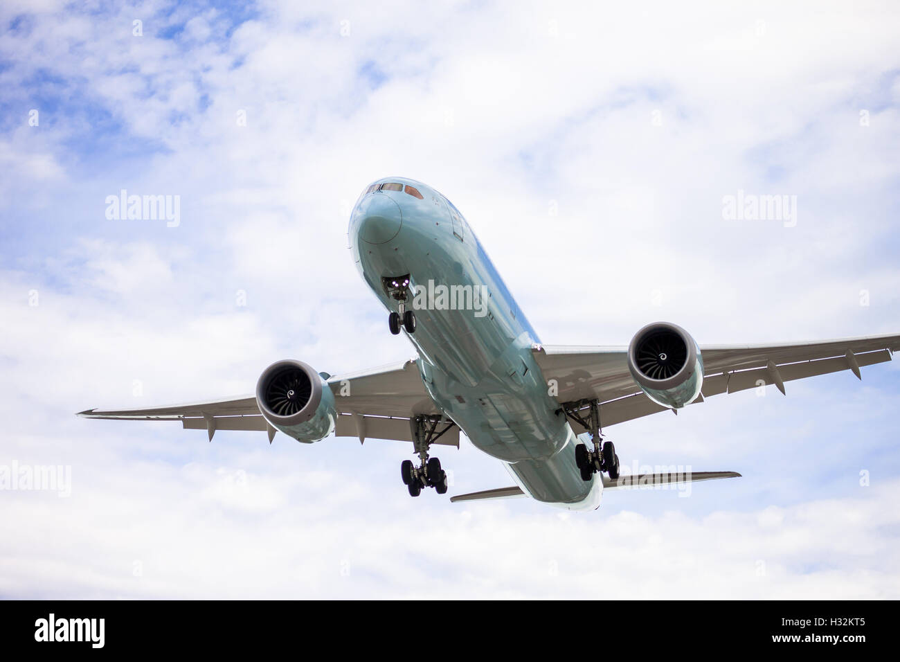 An Air Canada airliner on final approach to land at Toronto's Pearson ...