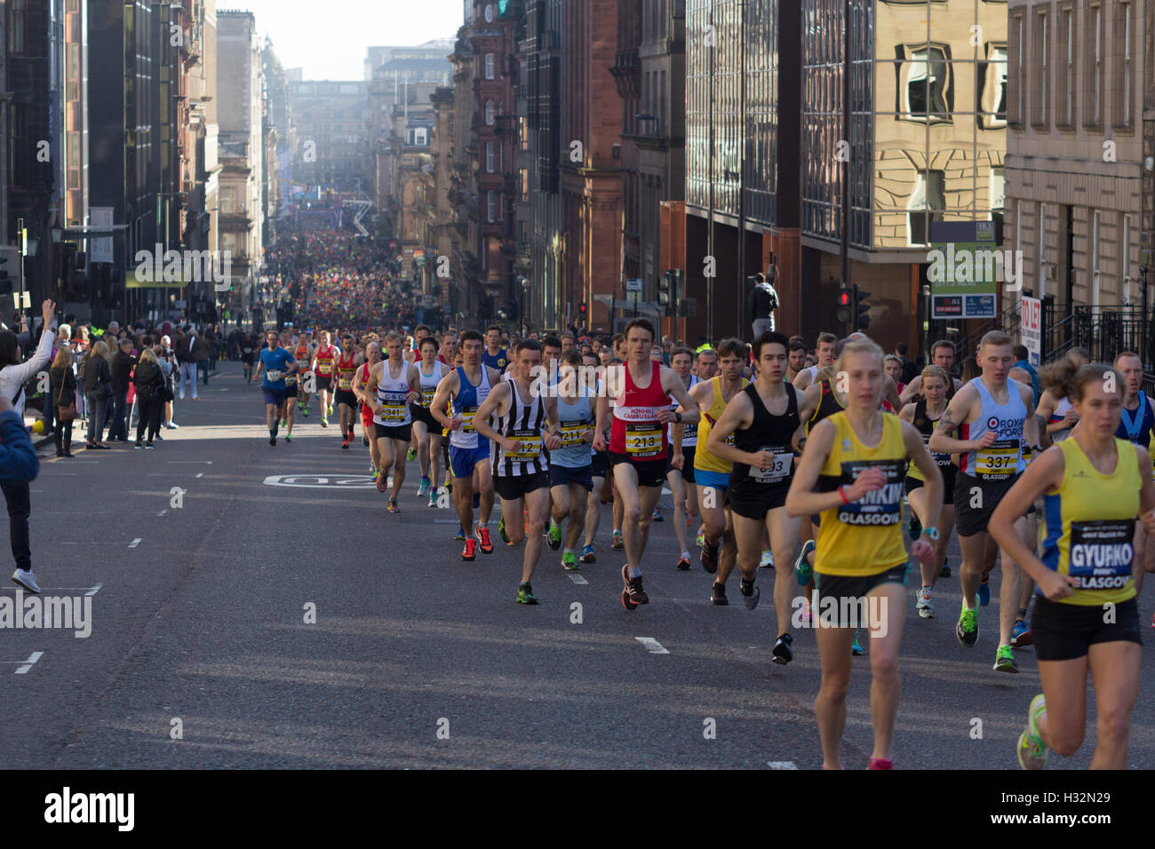 Crowd of runners rear view hi-res stock photography and images - Alamy