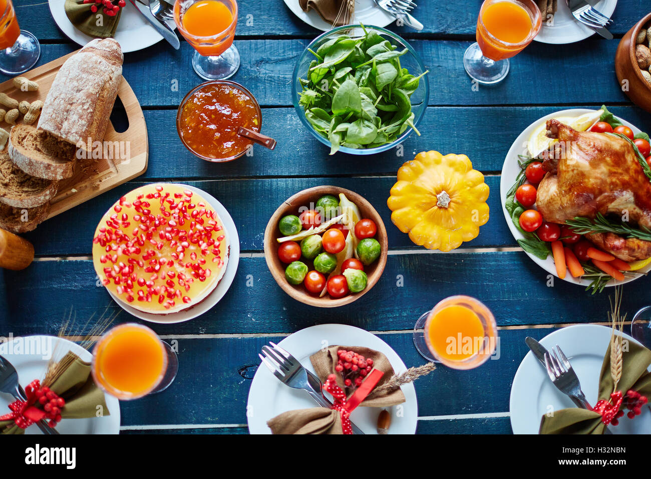 Abundant Thanksgiving table Stock Photo - Alamy