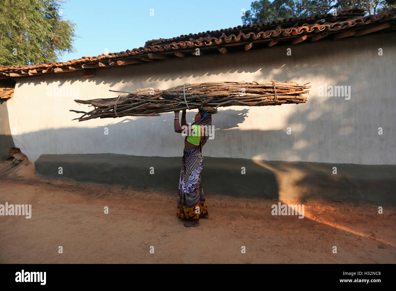 Woman carry load bundle traditional hi-res stock photography and images ...