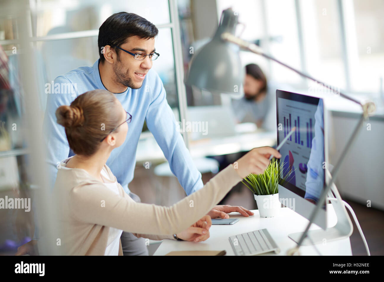 Office man working help computer hi-res stock photography and images ...