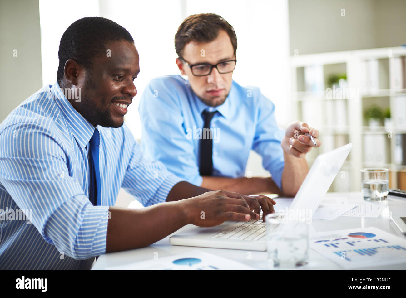 Office professionals hi-res stock photography and images - Alamy