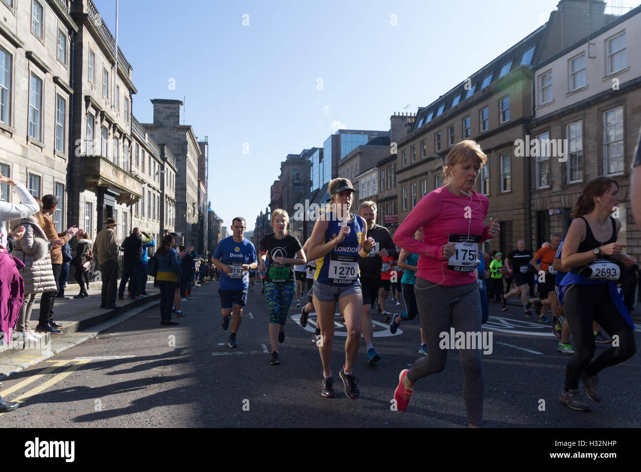 Crowd of runners rear view hi-res stock photography and images - Alamy