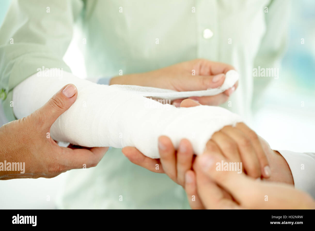 Doctor emergency room broken arm hi-res stock photography and images ...