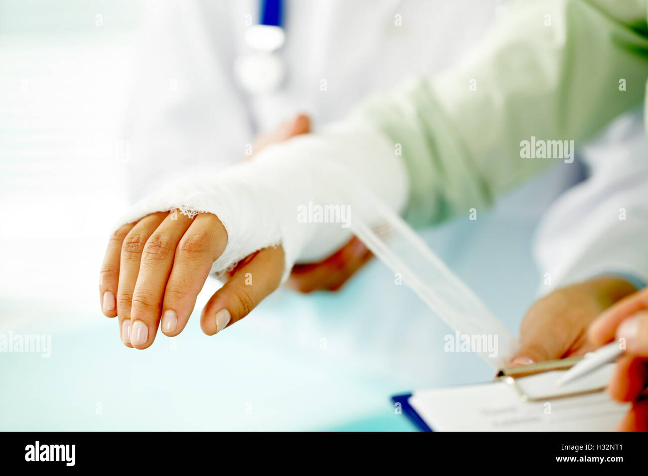 Doctor emergency room broken arm hi-res stock photography and images ...