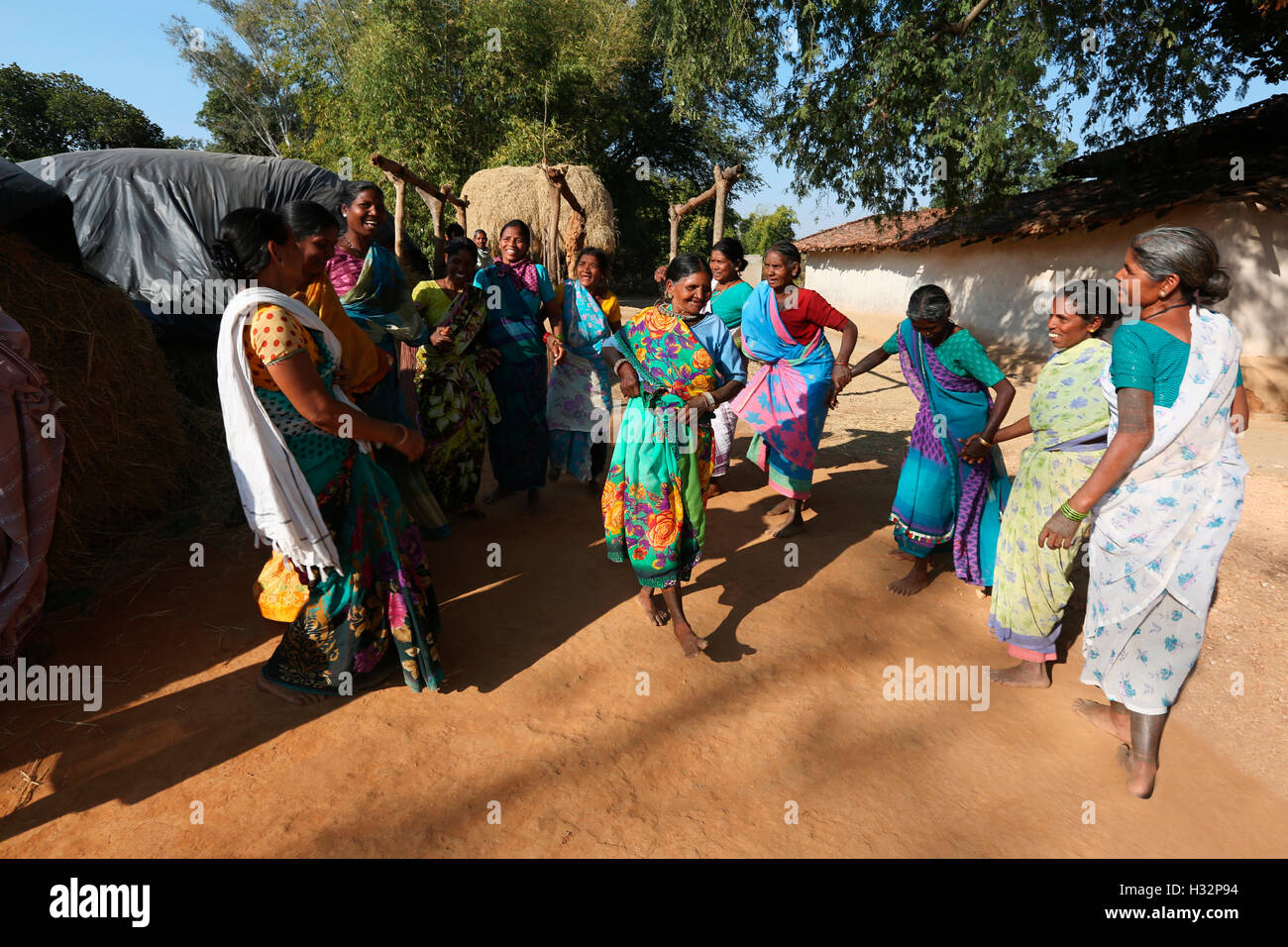 Oraon folk dance hi-res stock photography and images - Alamy