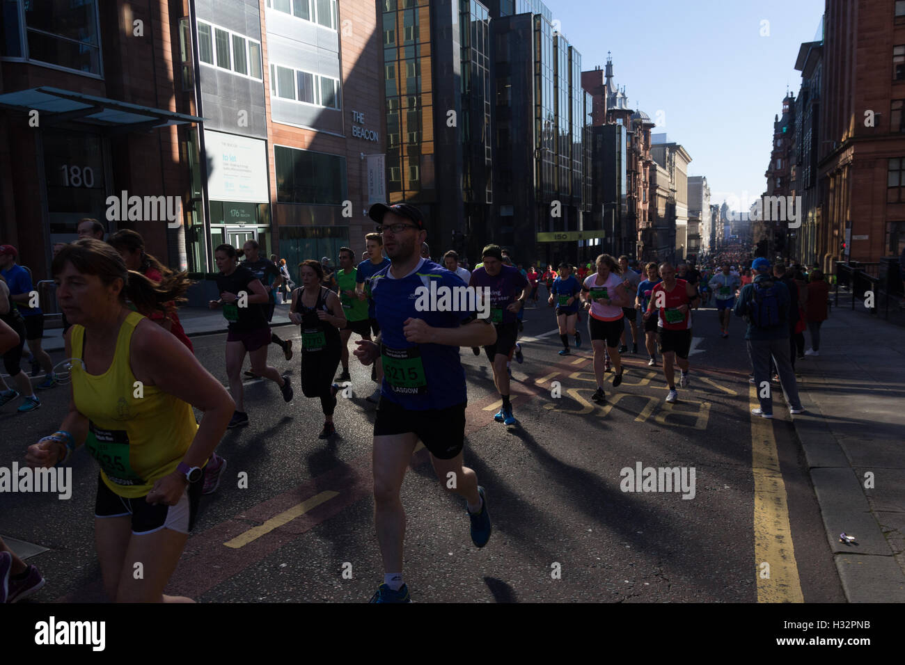 Crowd of runners rear view hi-res stock photography and images - Alamy