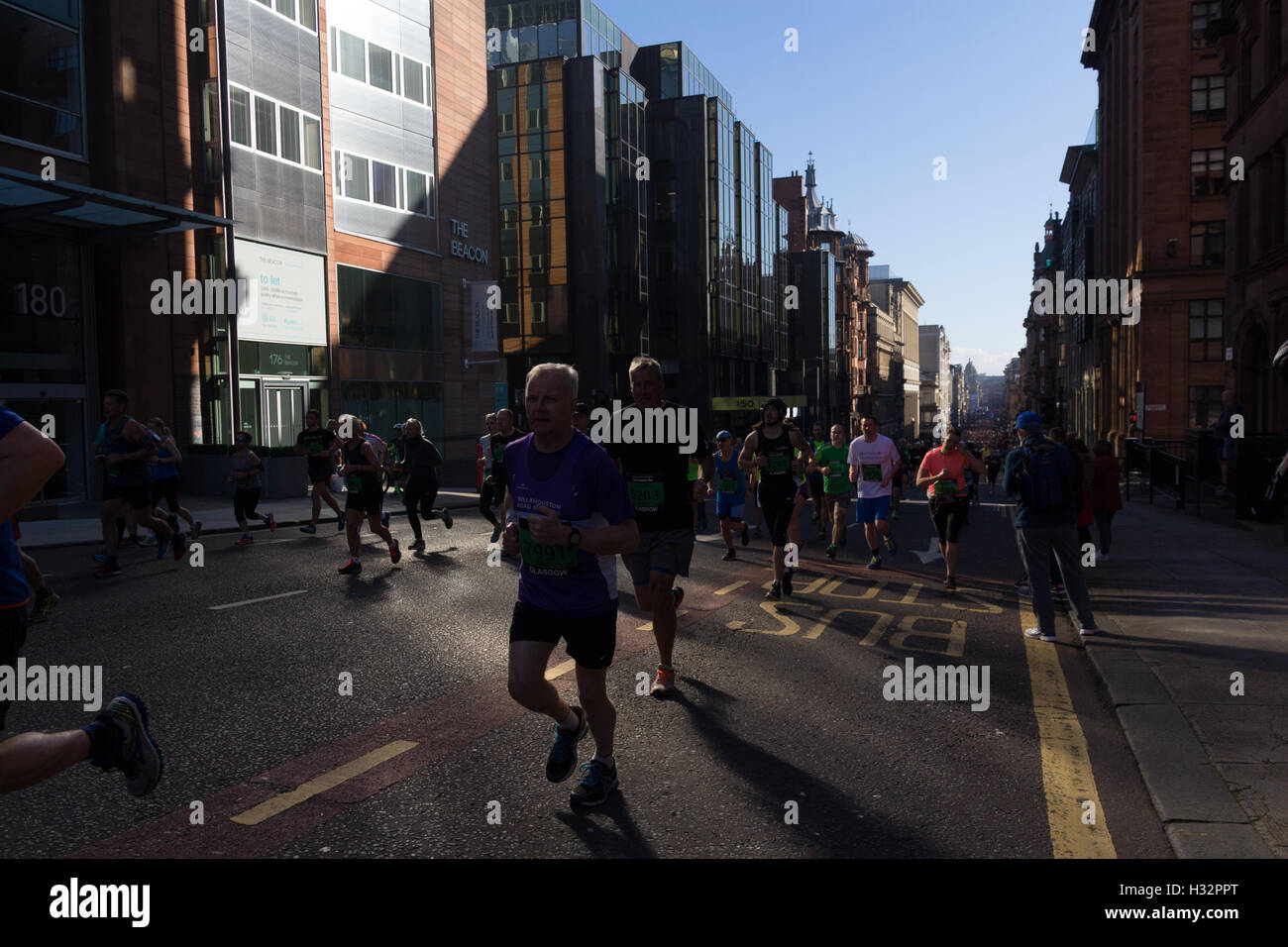 Crowd of runners rear view hi-res stock photography and images - Alamy