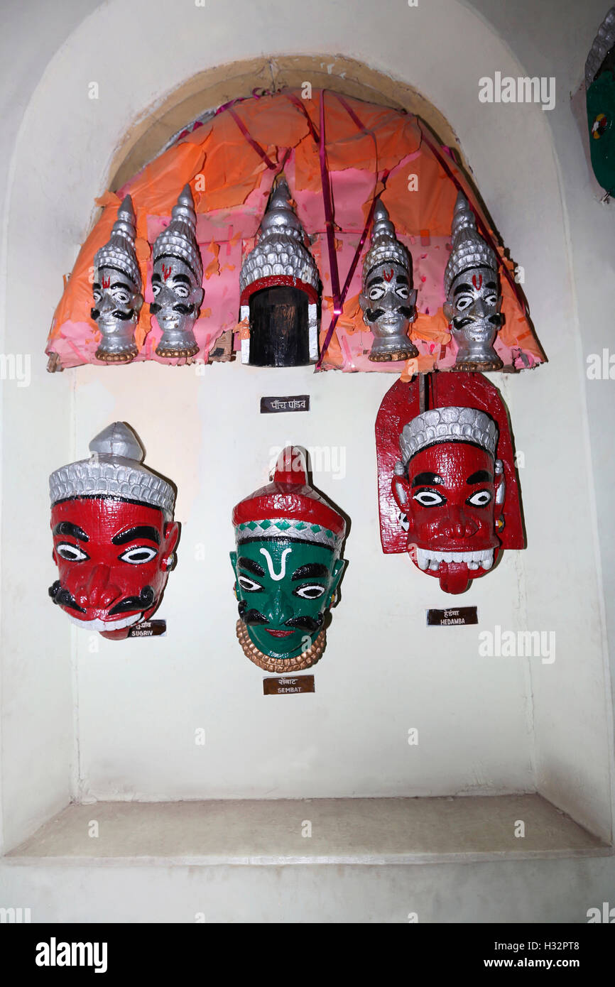 Tribal masks hi-res stock photography and images - Alamy
