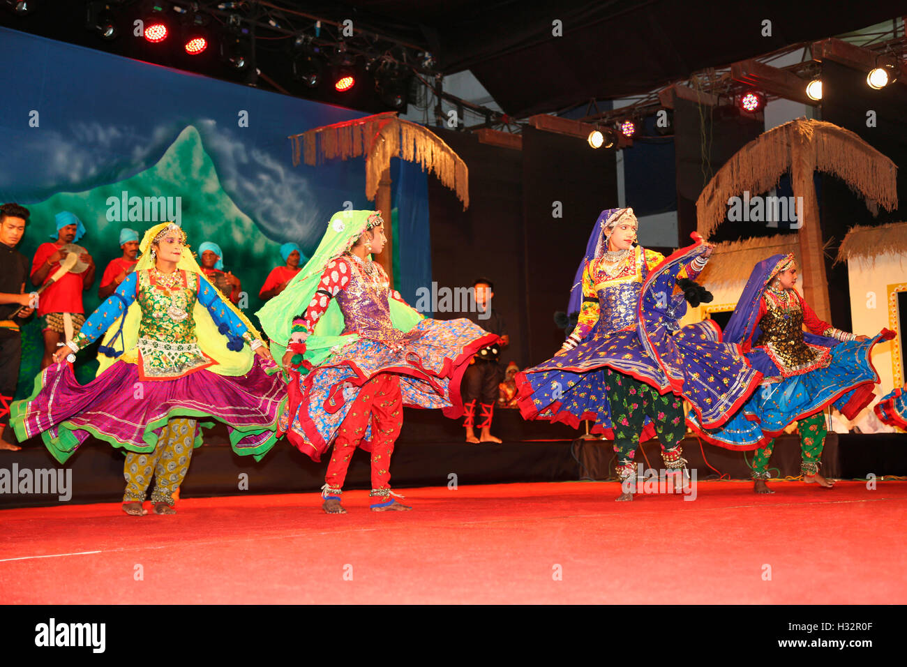 Woman dancing rajasthan india hi-res stock photography and images - Alamy