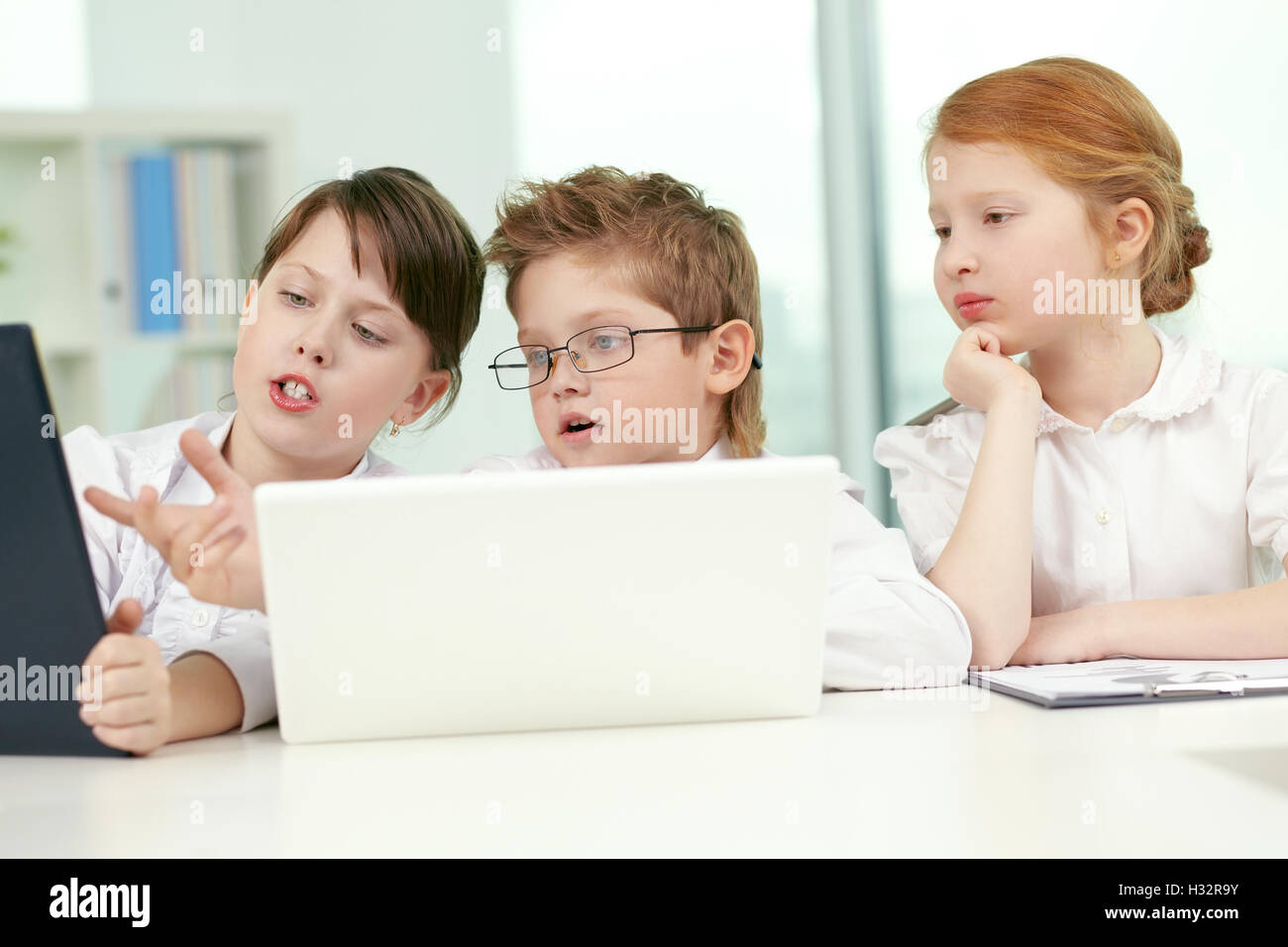 Children with laptop presentation hi-res stock photography and images ...