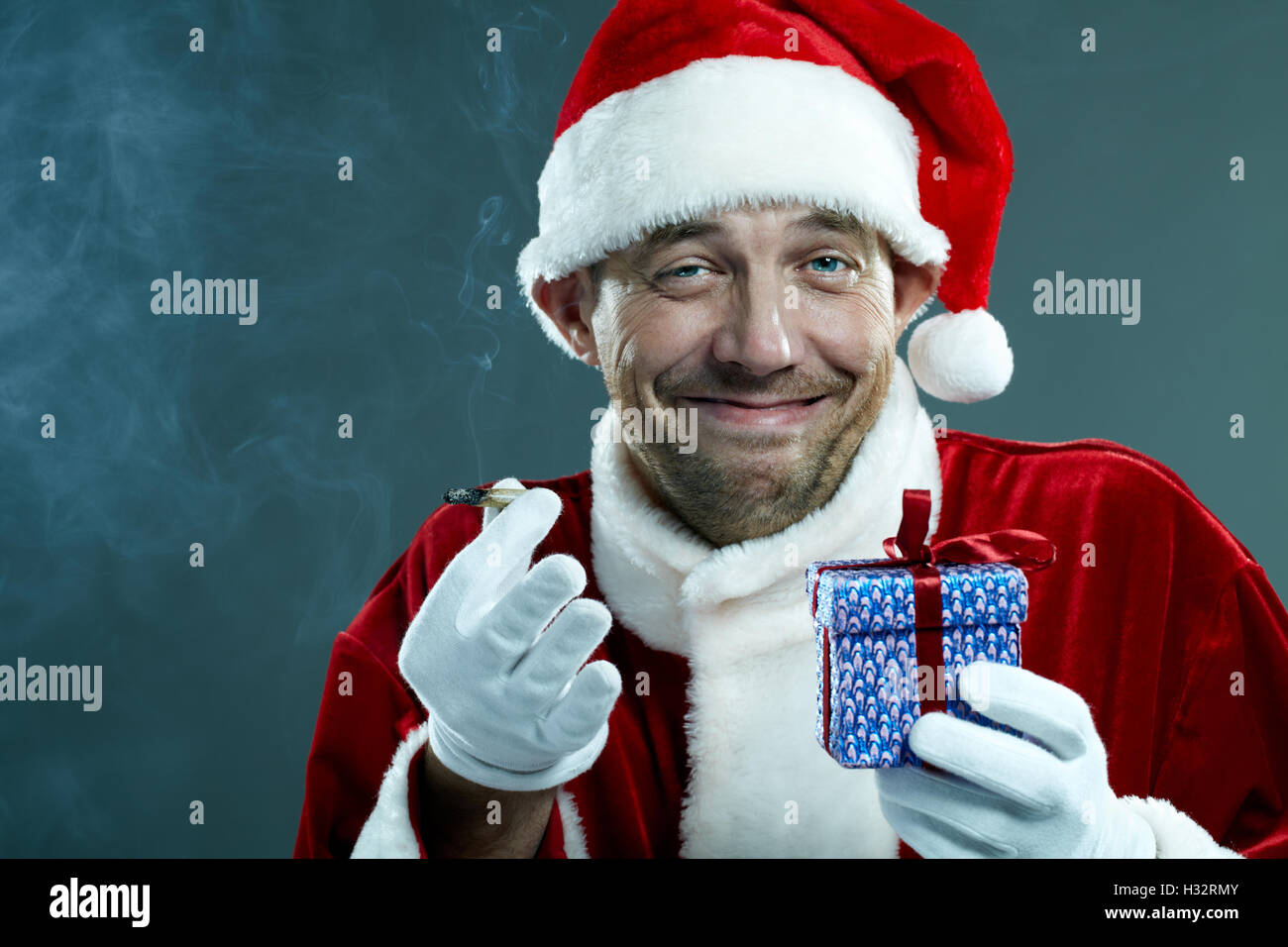 Smoking santa claus hi-res stock photography and images - Alamy