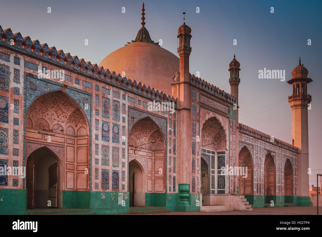 The Badshahi Mosque (Emperor Mosque ) built in 1673 by the Mughal ...