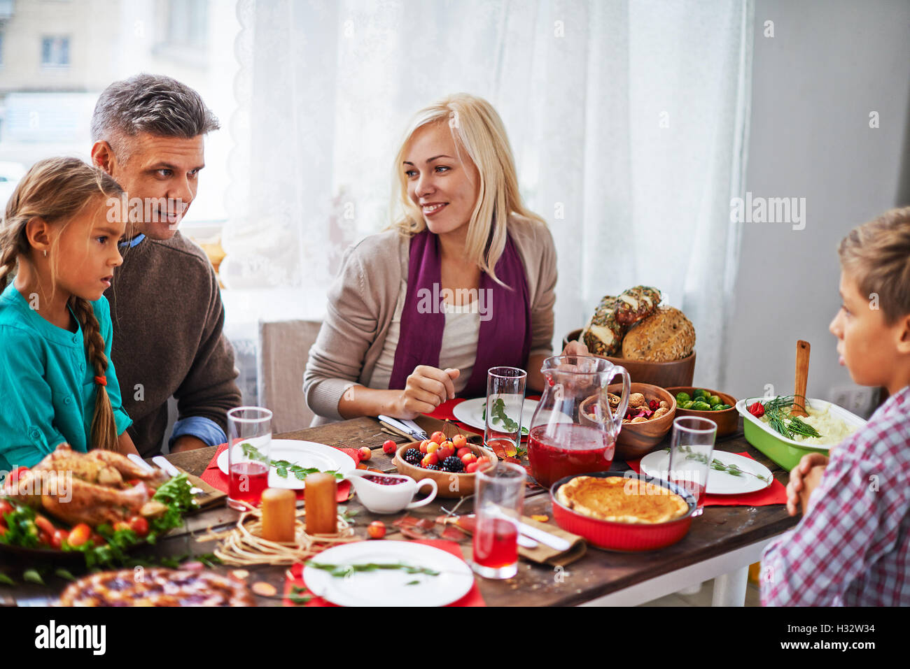 Thanksgiving dinner family hi-res stock photography and images - Alamy
