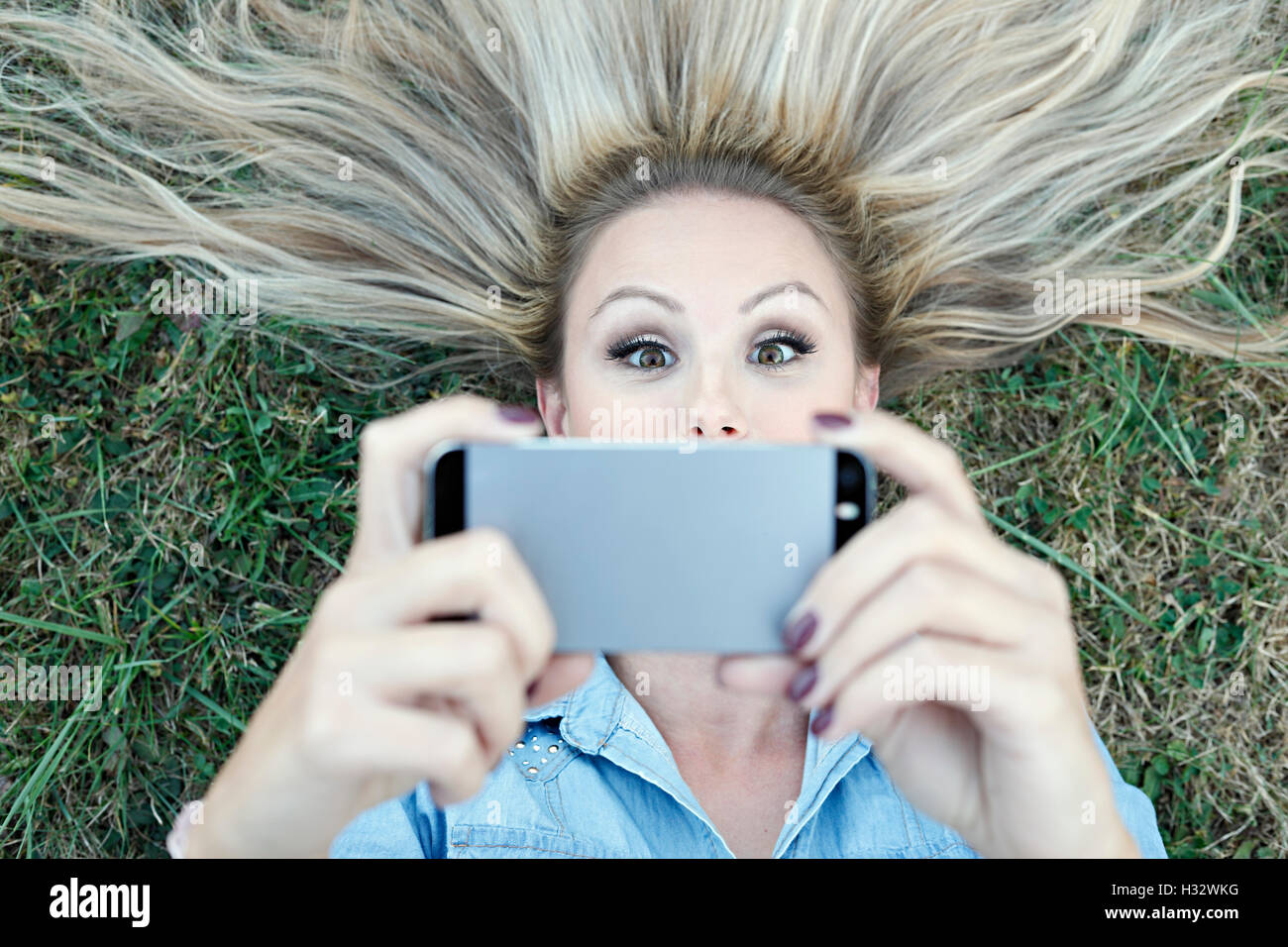 Beautiful blonde girl taking selfie hi-res stock photography and images ...