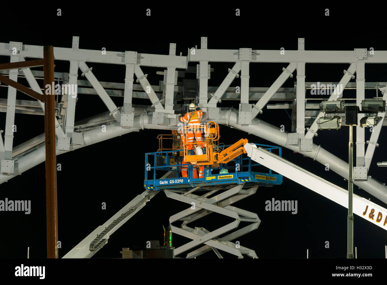 Steelwork arch installation,a significant engineering operation,Dundee ...