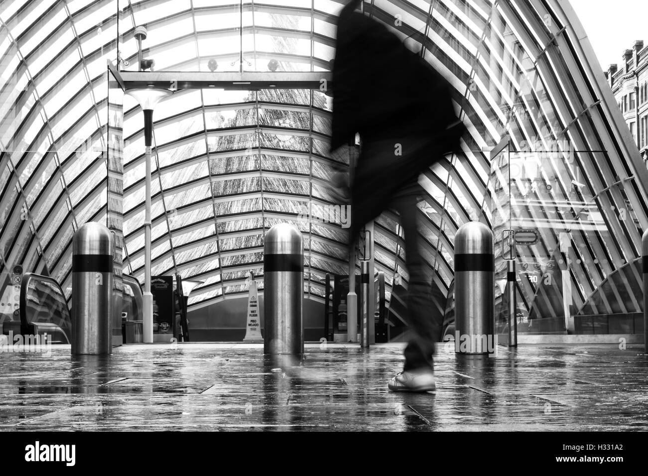 Crowd of people rush hour uk Black and White Stock Photos & Images - Alamy