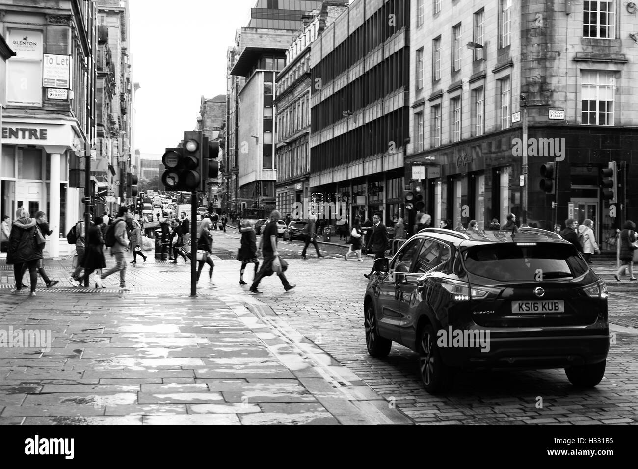 Crowd of people rush hour uk Black and White Stock Photos & Images - Alamy