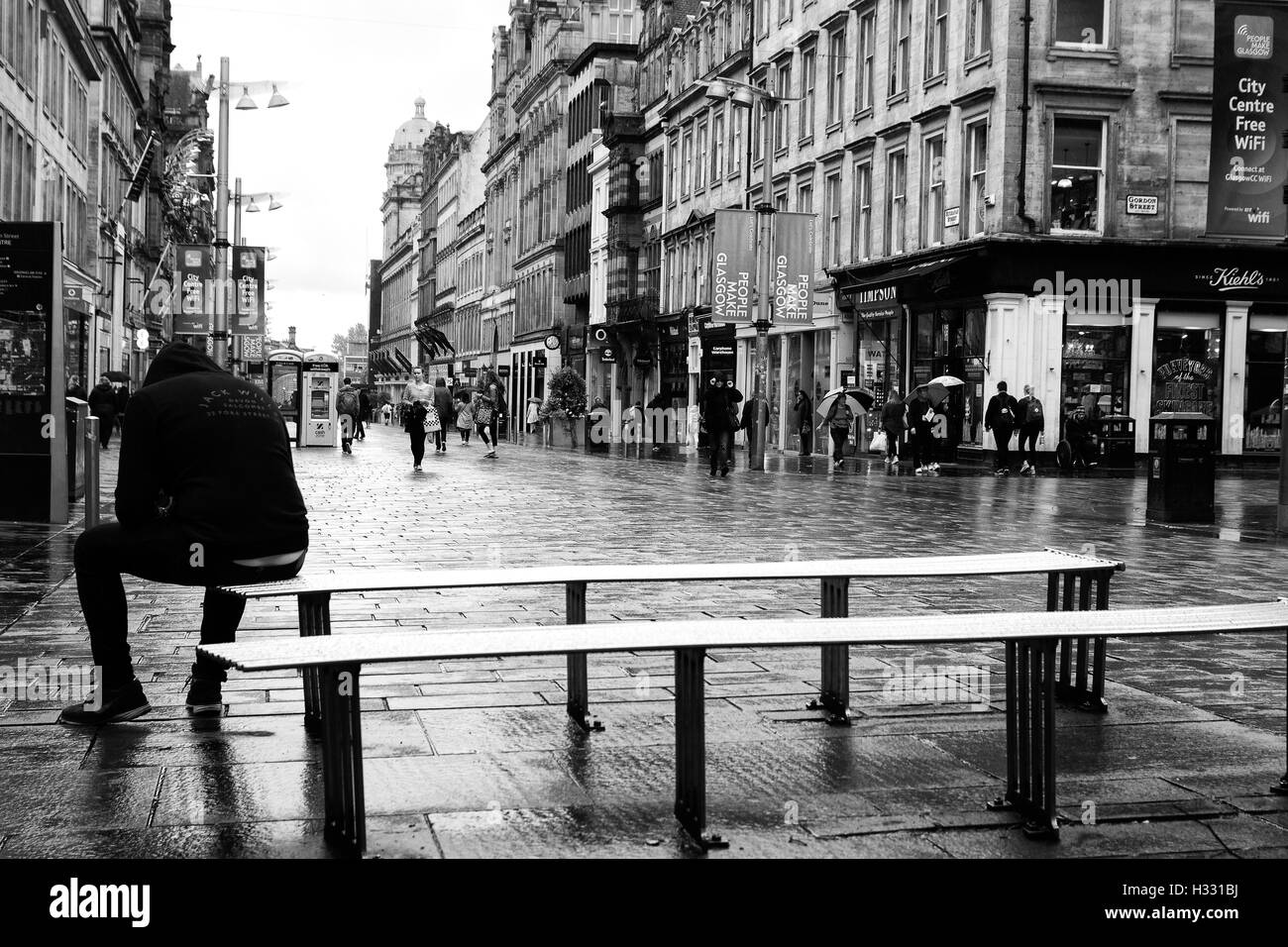 Crowd of people rush hour uk Black and White Stock Photos & Images - Alamy